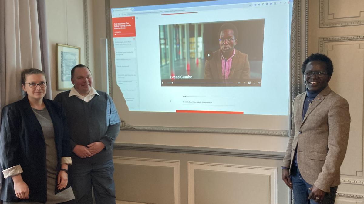 Evans Gumbe klärt über Rassismus auf