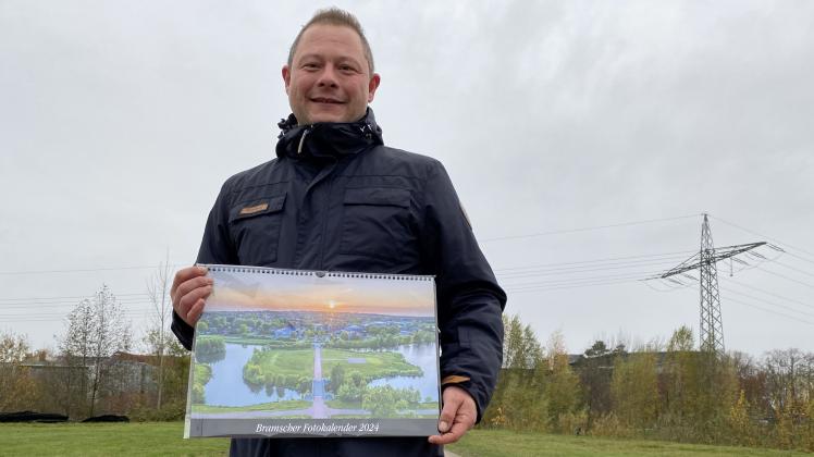 Christian Senft stellt seinen Bramscher Fotokalender 2024 vor