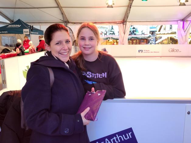 Weihnachtsmarkt: So kommt die Kunsteisbahn in Neumünster an