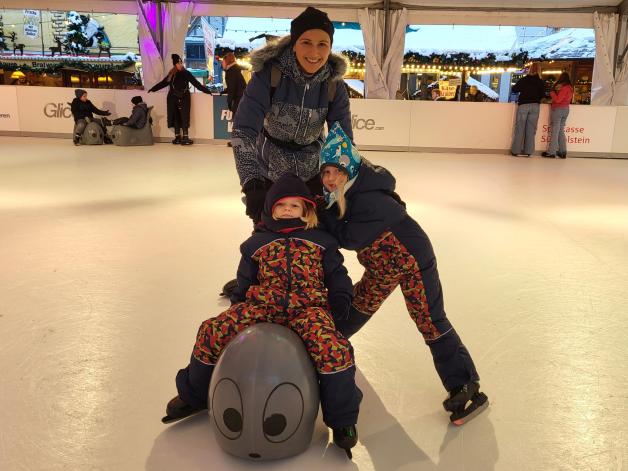 Weihnachtsmarkt: So kommt die Kunsteisbahn in Neumünster an