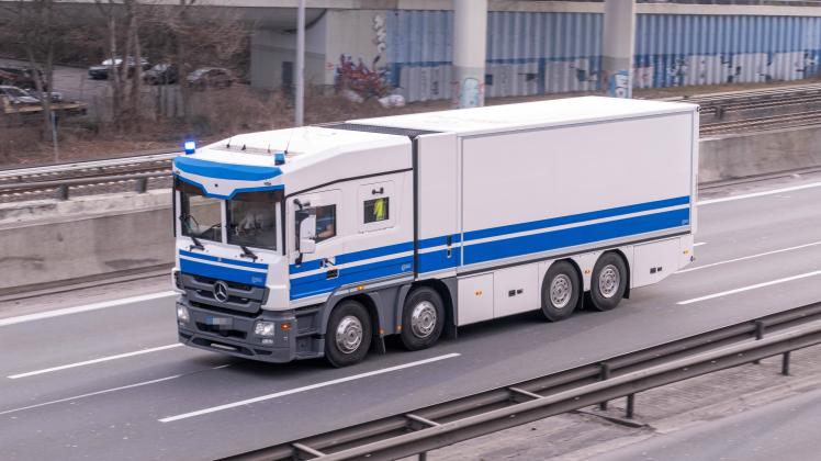 Lieferung für die Bundesbank: Geleitschutz für Geldtransporte