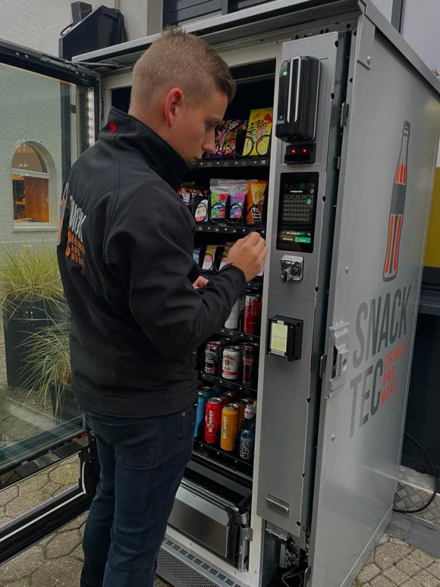 Snacks und Getränke: Jungfirma aus Papenburg stellt Automaten auf