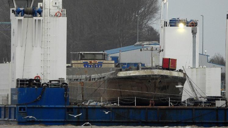Gesunkenes Schiff „Sabine“ aus Papenburg jetzt in Wilhelmshaven