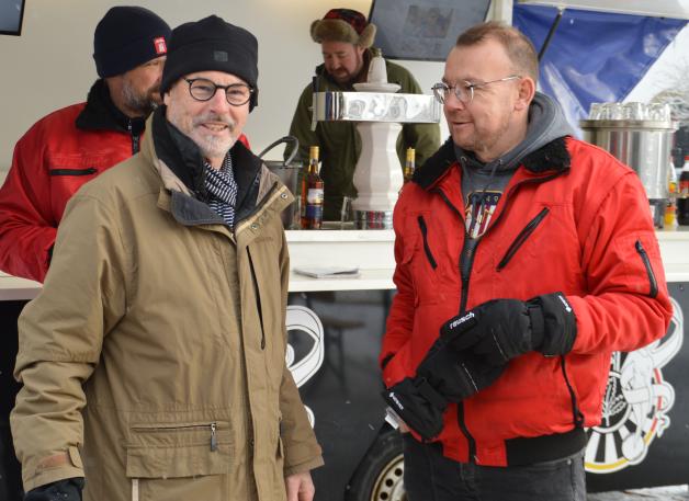Weihnachts-Truck hält auf Glückstadts Markt und sammelt Geschenke