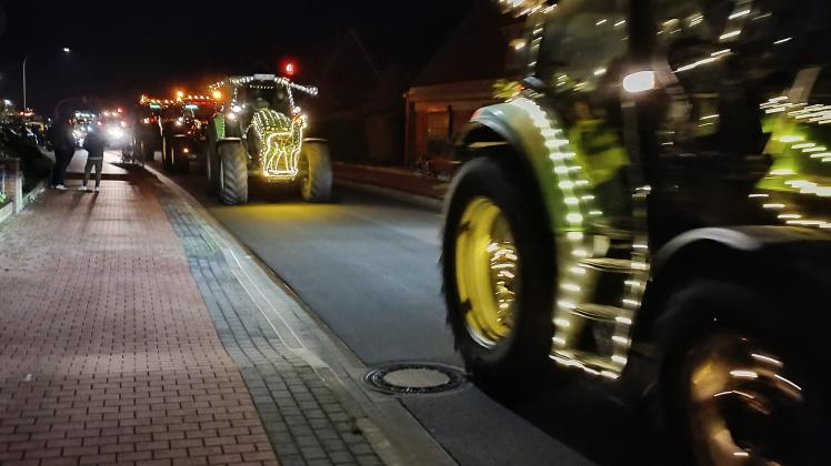 Lichterfahrt durch Lorup: Traktoren rollen durch das Dorf