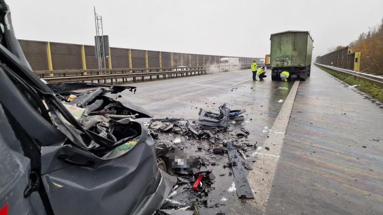 A1 bei Osnabrück: Autofahrer kracht in Stauende und stirbt
