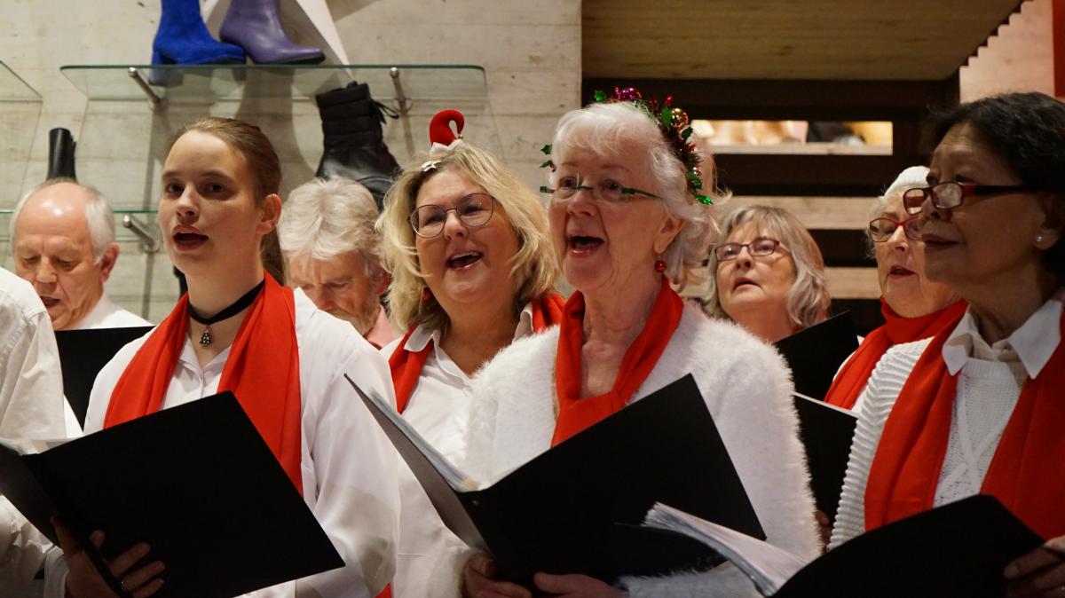Konzert in Neumünster: Holstein-Chor singt im Schuhregal
