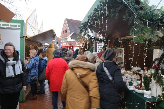 Nikolaus und Nachhaltigkeit: So war der Rellinger Weihnachtsmarkt