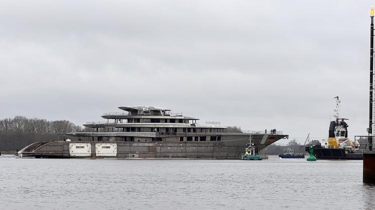 Werft Lürssen-Kröger: Yacht JASSJ erstmals auf Nord-Ostsee-Kanal