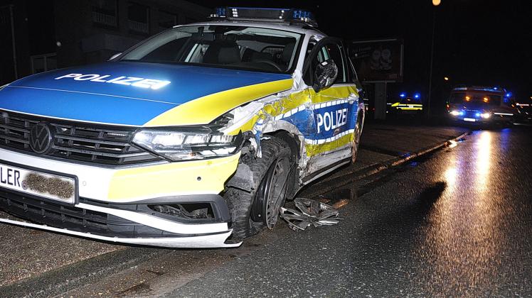 Leer: Auto kollidiert mit Streifenwagen und führt zu Totalschaden