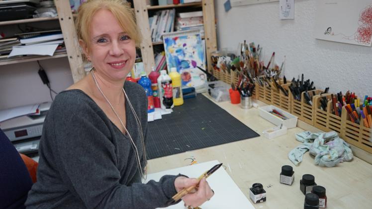 Neumünster: Ann Cathrin Raab veröffentlicht Buch „Fadenwirrwarr“