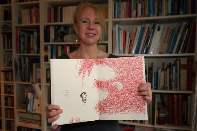 Neumünster: Ann Cathrin Raab veröffentlicht Buch „Fadenwirrwarr“