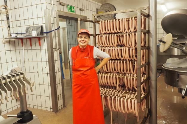 Fleischerin aus Tornesch produziert Wurst mit Konny Reimann