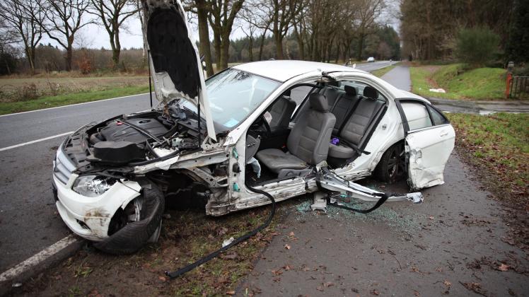 Schwerer Verkehrsunfall in Kirchhatten: Autofahrer eingeklemmt