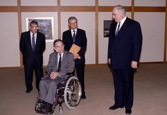 Ein Leben für die Politik: Wolfgang Schäubles Karriere in Bildern