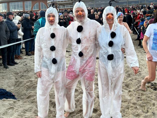 300 Mutige gehen beim Föhrer Neujahrsschwimmen in die Nordsee