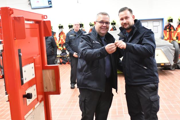 Feuerwehr Gadebusch übt Öffnung an 250-Kilo-Tür | SVZ