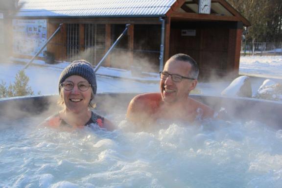 Die schönsten Bilder vom Anbaden und Tannenbaumweitwurf im Kropper Freibad