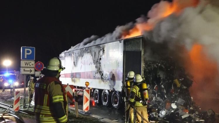 Lastwagen mit Elektroschrott brennt auf A1 bei Stuhr aus