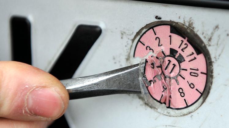 Rosa Plakette am Auto: Schnell Tüv-Termin ausmachen