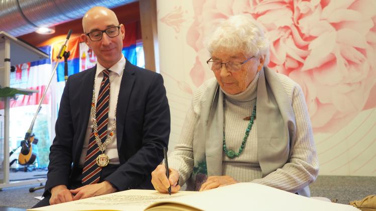 Eintrag ins Goldene Buch: Stadt Uetersen würdigt Elsa Plath