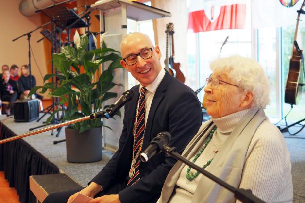 Eintrag ins Goldene Buch: Stadt Uetersen würdigt Elsa Plath | SHZ