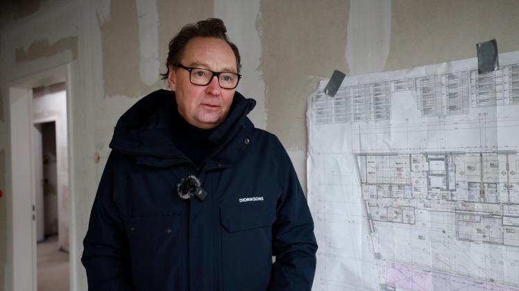 Theodor Bergmann erläutert Stand zur Baustelle am Osnabrücker Neumarkt ...