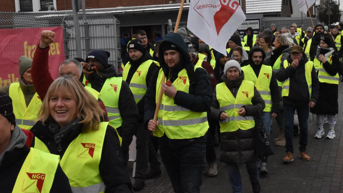 Mitarbeiter von Baker & Baker in Delmenhorst im Warnstreik