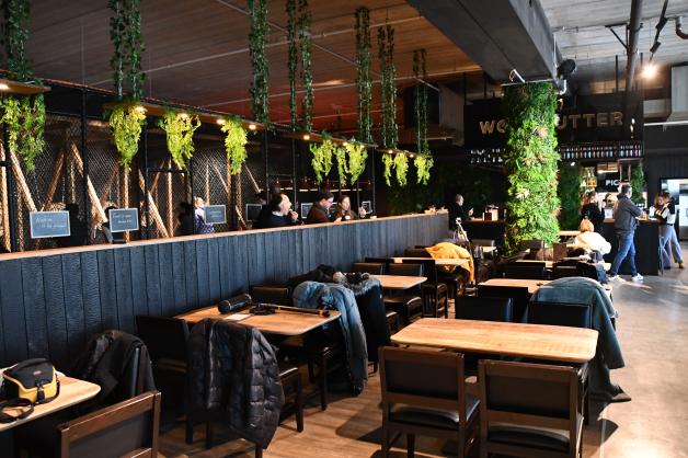 Woodcutter: Hamburgs erste Axtwurf-Bar eröffnet in Othmarschen