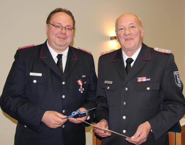 Feuerwehr Seester: Überraschungs-Ehrung für Frank Hinrichs