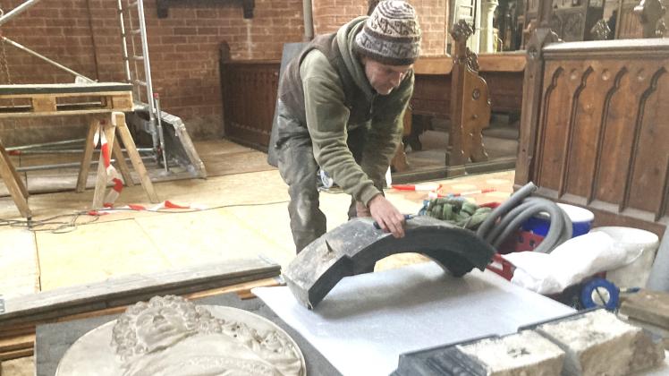 Arbeiten am Gluck-Epitaph im Güstrower Dom | SVZ Arbeiten am Gluck-Epitaph im Güstrower Dom | SVZ