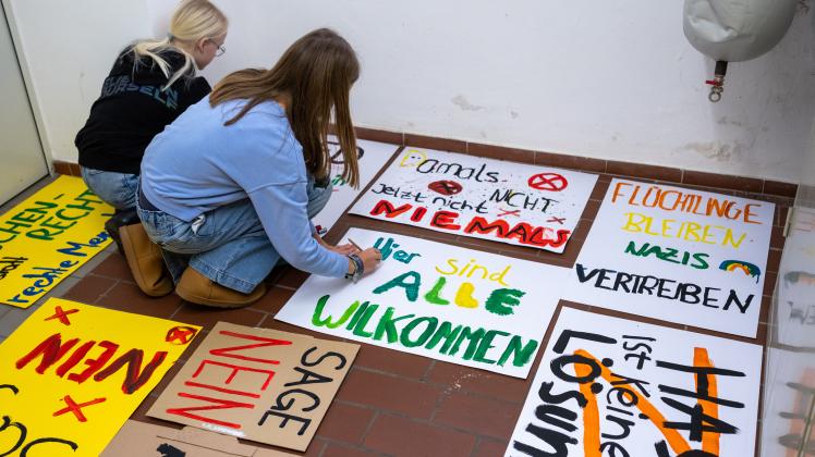 Anti-AfD-Demo: Schüler der Domschule Osnabrück malen Plakate
