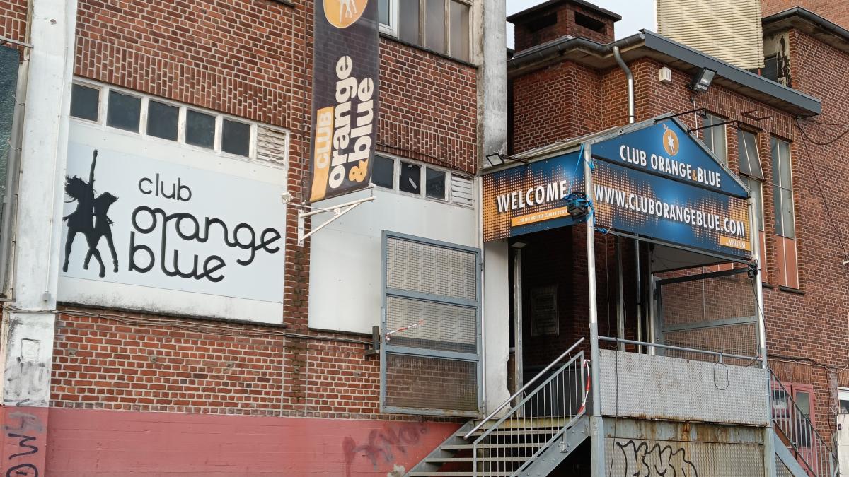 Stadt Neumünster schließt Club Orange & Blue – während Öffnung