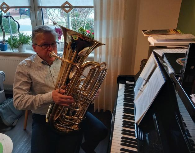André Woortmann aus Westoverledingen spielt leidenschaftlich Tuba