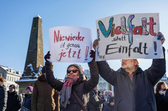 Plakate für Demos gegen rechts: So gehen Deutsche protestieren