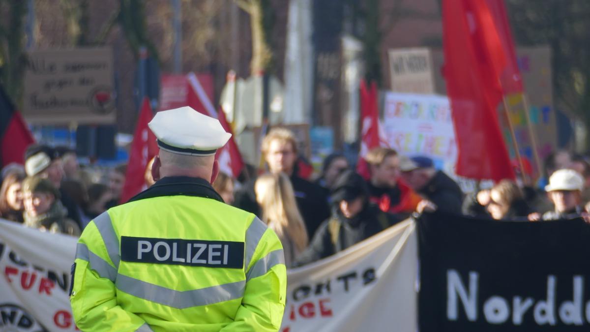 Proteste und Demos: Polizei zieht positives Fazit in Stormarn | SHZ