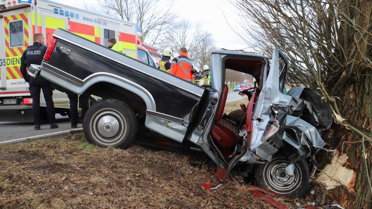 Oldtimer prallt bei Alveslohe gegen Baum: Fahrer in Lebensgefahr