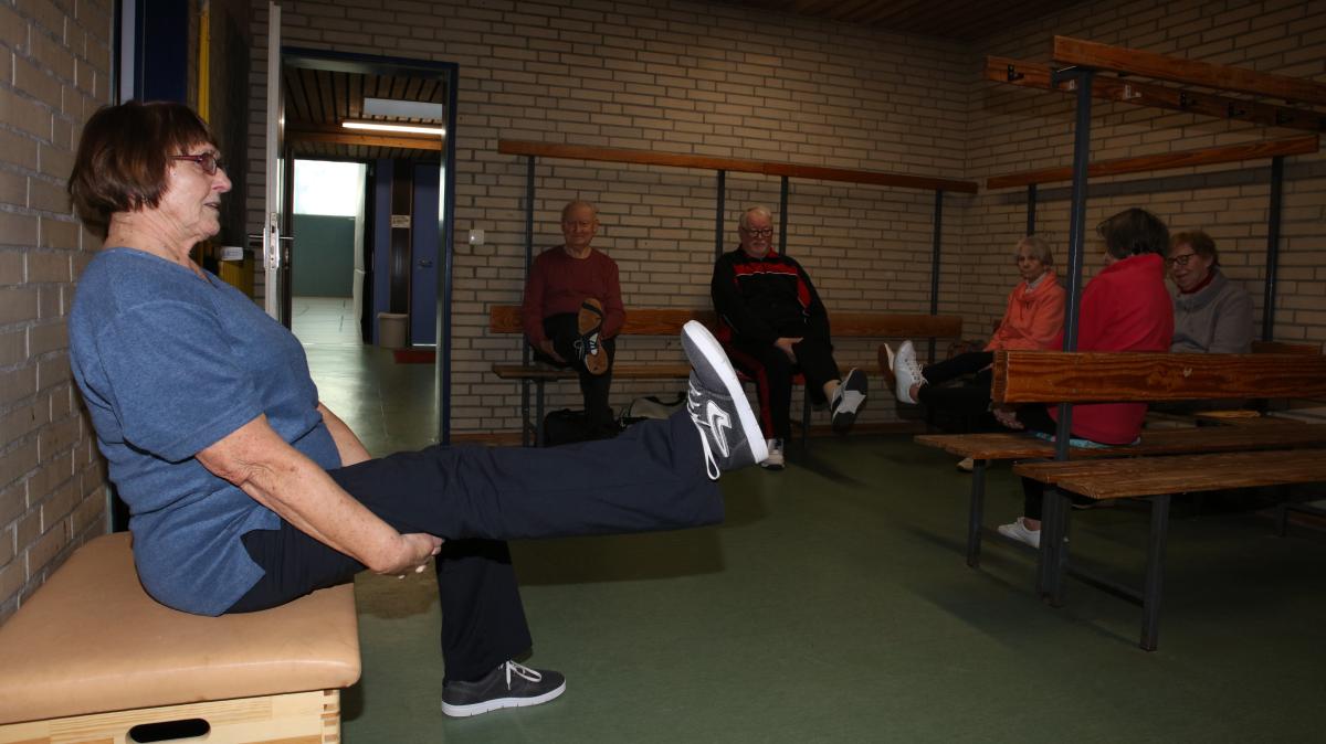 Gymnastik in Rellingen: Marlies Sprude mit 77 Jahren das Küken