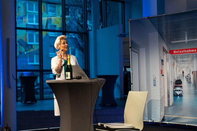 „Doc Caro“ rückt in Osnabrück Mythen der Medizin zurecht