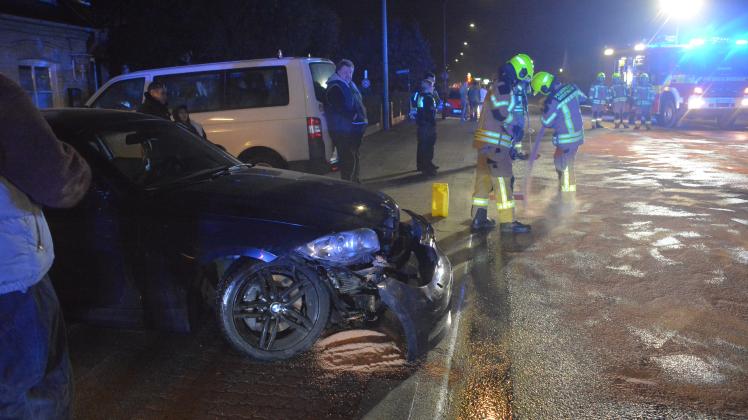 Unfall auf der Geesthachter Straße (B5): BMW kollidiert mit Ford | SHZ Unfall auf der Geesthachter Straße (B5): BMW kollidiert mit Ford | SHZ