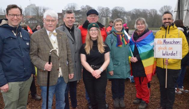 Bis zu 4000 Menschen demonstrieren in Itzehoe für Demokratie