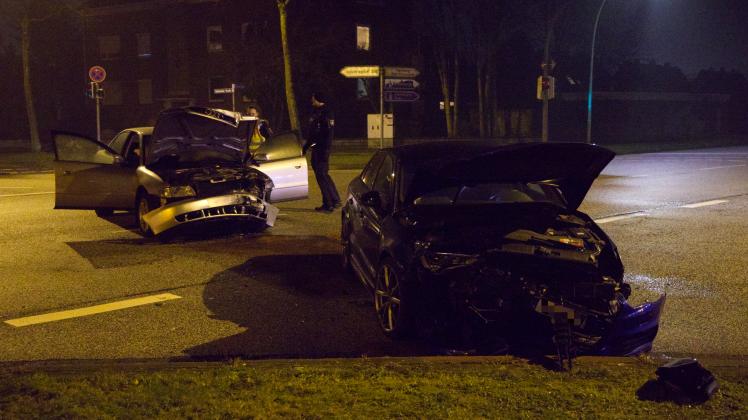Neumünster: Zwei Autos prallen auf Kreuzung frontal zusammen