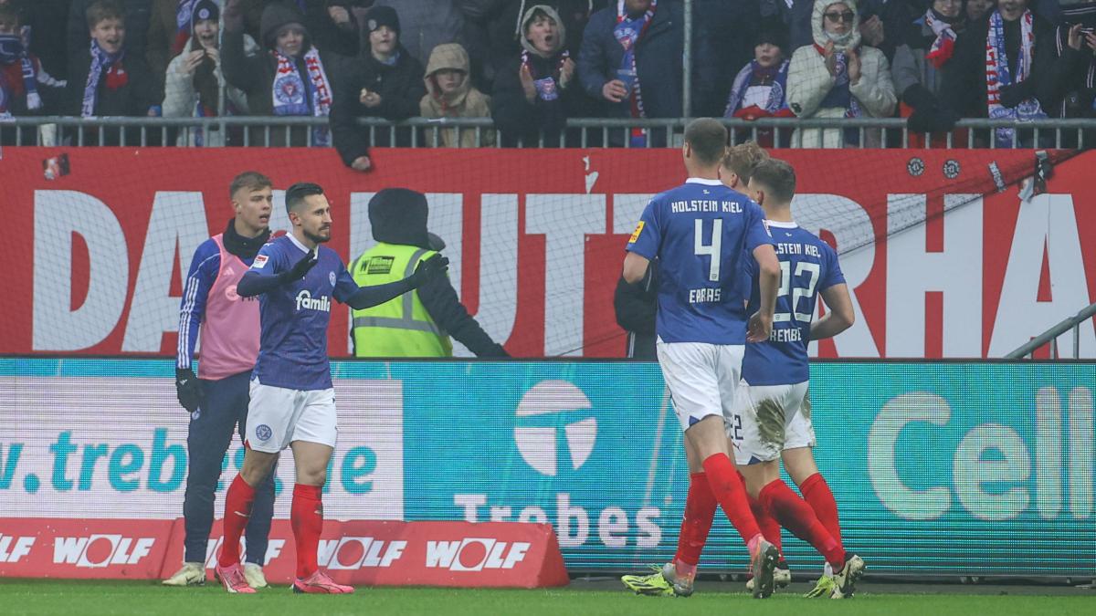 Steven Skrzybski lässt Holstein Kiel gegen Schalke 04 jubeln