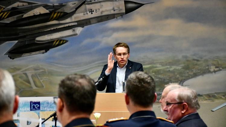 In Kropp: Daniel Günther schießt gegen Bürokratie und Langsamkeit