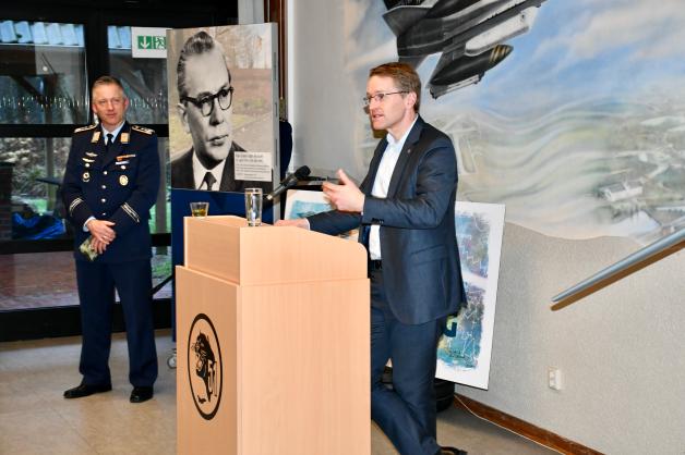In Kropp: Daniel Günther schießt gegen Bürokratie und Langsamkeit