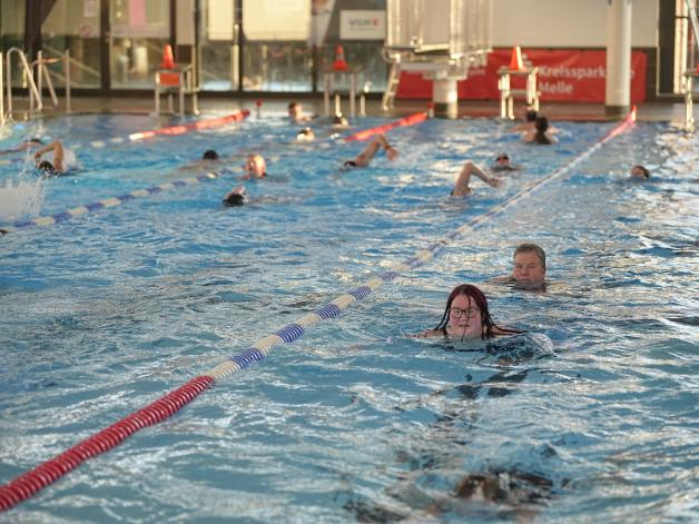 Das 20-Stunden-Schwimmen feiert im Meller Hallenbad Premiere