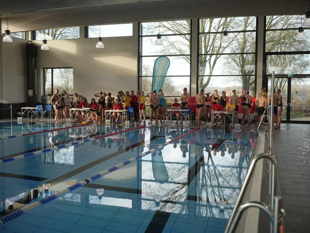 Das 20-Stunden-Schwimmen feiert im Meller Hallenbad Premiere