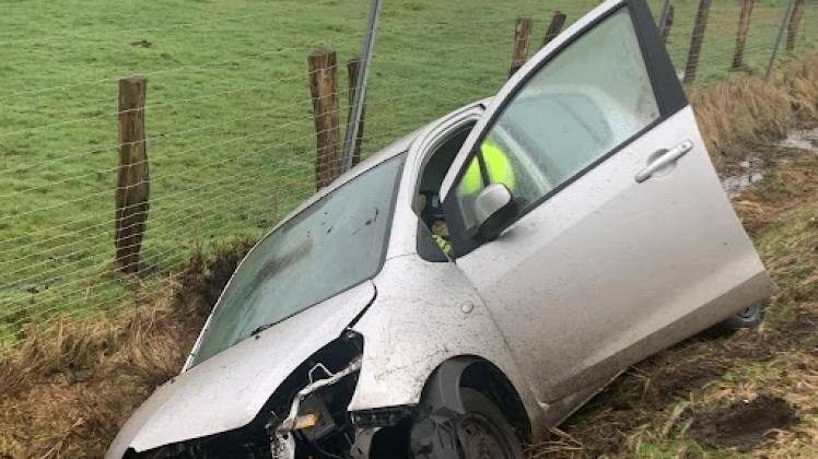 Pinneberg: Opel kommt auf LSE von Straße ab und landet im Graben