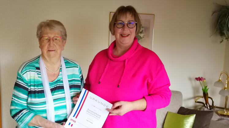 Inge Lojewski ist 65 Jahre Mitglied im Sozialverband Boostedt. | SHZ