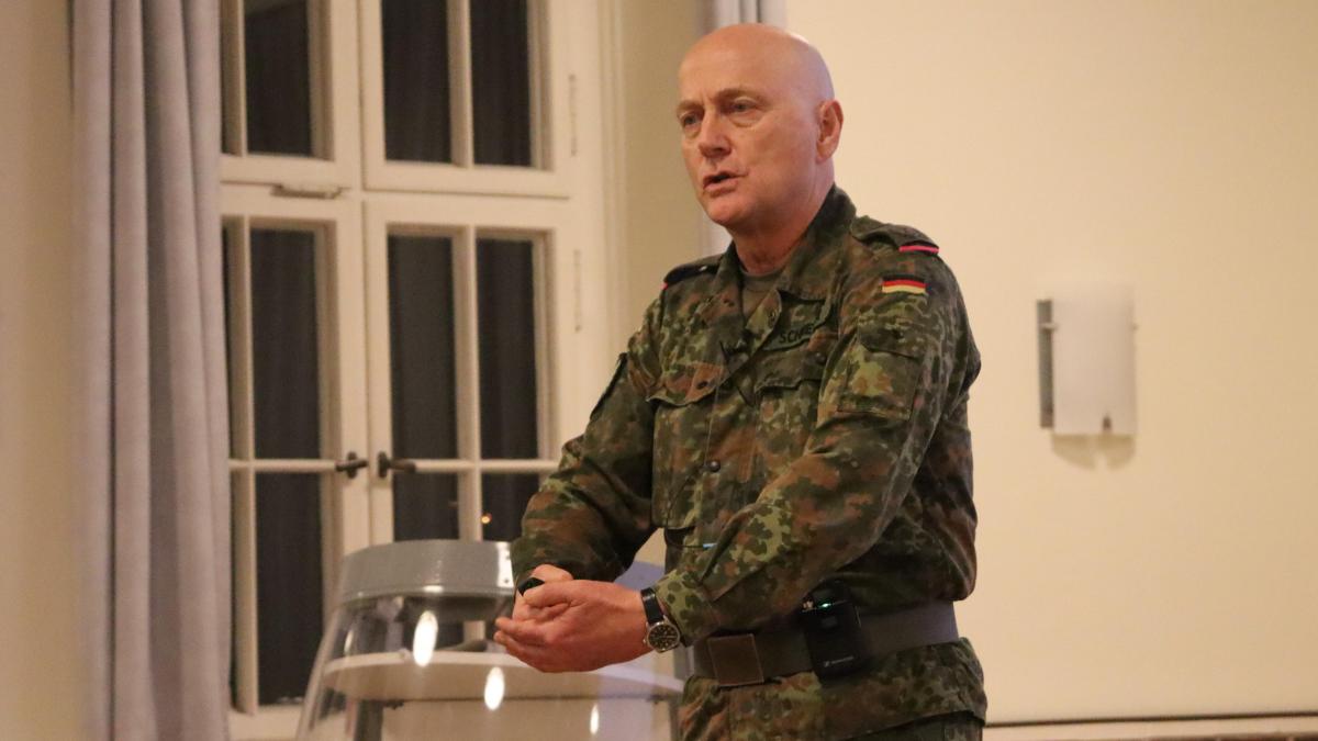 Oberst Schneider in Appen zu Ukraine-Krieg: „Wir sind verwundbar“